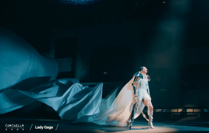 GAGACHELLA 沙漠歌劇院裡燃燒的夢與愛！女神卡卡重返 Coachella 女王加冕五幕劇 | LaVitaChic 雅致生活